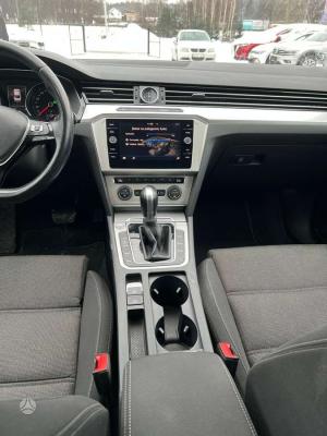 Black Volkswagen Passat 2019 in Vilnius, with an engine capacity of 1.97 L and mileage of 181 thousand km for 14400 €, photo 6 on AUTOMOTO.COM.LV