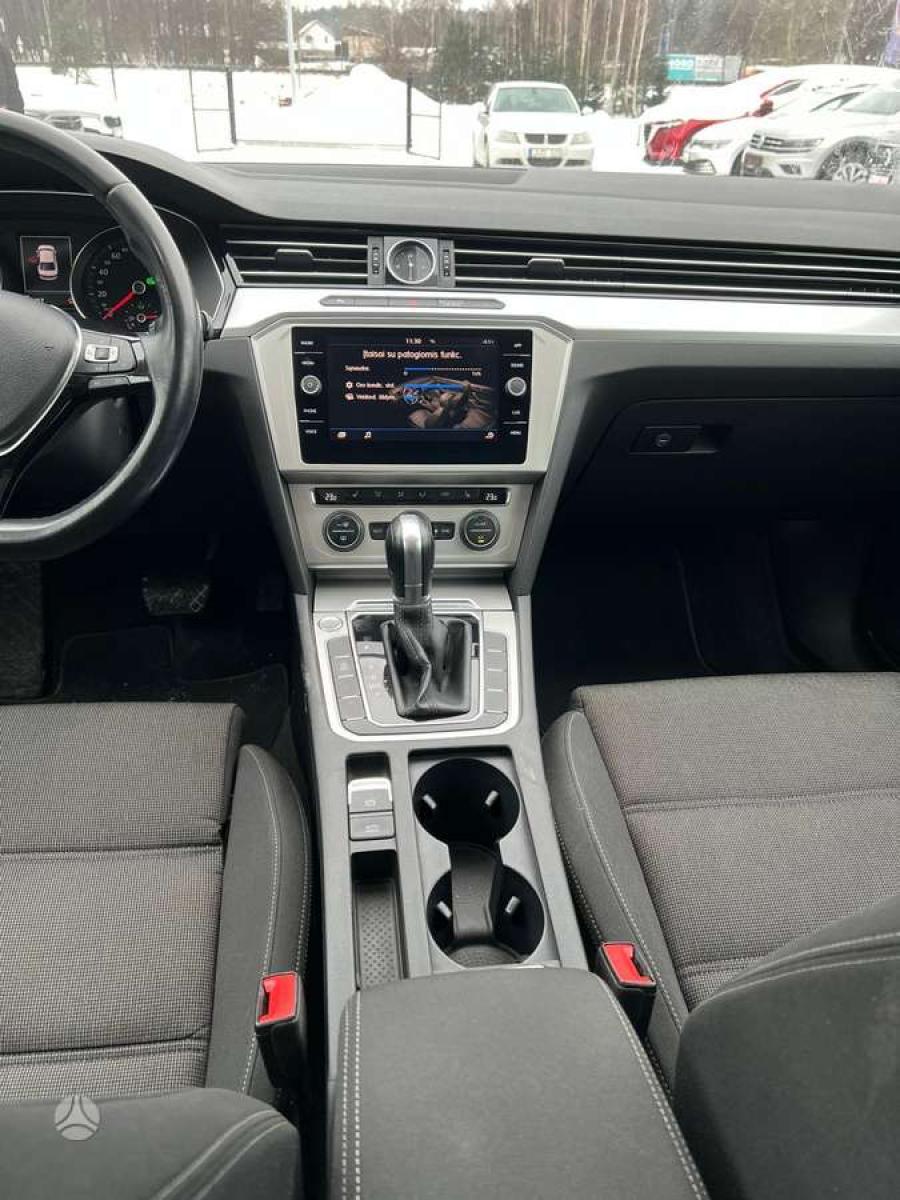 Black Volkswagen Passat 2019 in Vilnius, with an engine capacity of 1.97 L and mileage of 181 thousand km for 14400 €, photo 6 on AUTOMOTO.COM.LV