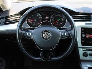 Black Volkswagen Passat 2019 in Vilnius, with an engine capacity of 1.50 L and mileage of 163 thousand km for 13250 €, photo 6 on AUTOMOTO.COM.LV