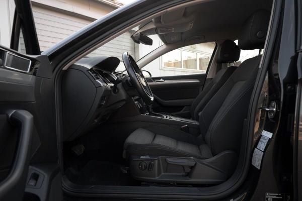 Black Volkswagen Passat 2020 in Jelgava, with an engine capacity of 1.50 L and mileage of 133 thousand km for 16900 €, photo 7 on AUTOMOTO.COM.LV