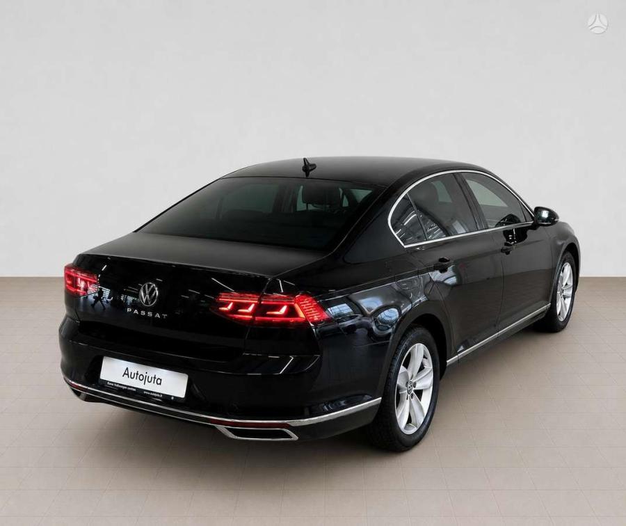 Black Volkswagen Passat 2020 in Kaunas, with an engine capacity of 1.97 L and mileage of 129 thousand km for 18900 €, photo 5 on AUTOMOTO.COM.LV
