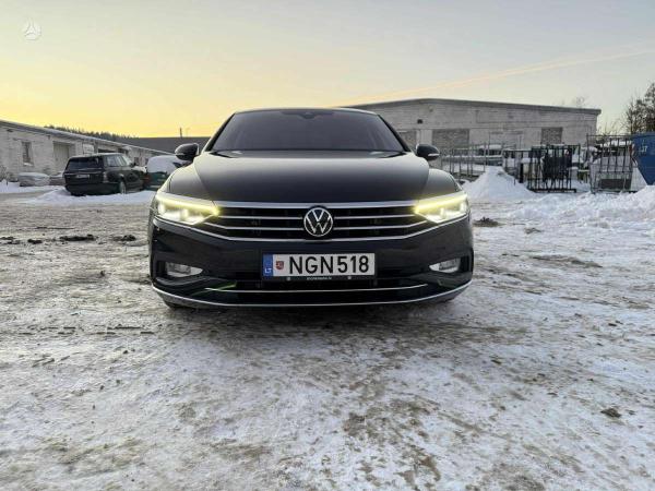 Black Volkswagen Passat 2021 in Vilnius, with an engine capacity of 1.97 L and mileage of 61 thousand km for 25500 €, photo 4 on AUTOMOTO.COM.LV