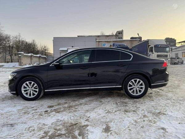 Black Volkswagen Passat 2021 in Vilnius, with an engine capacity of 1.97 L and mileage of 61 thousand km for 25500 €, photo 6 on AUTOMOTO.COM.LV