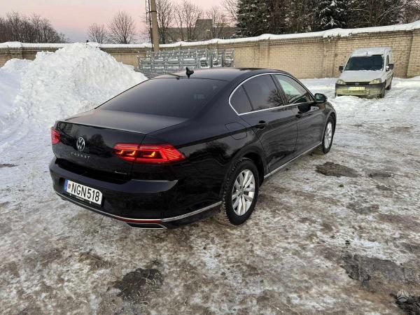 Black Volkswagen Passat 2021 in Vilnius, with an engine capacity of 1.97 L and mileage of 61 thousand km for 25500 €, photo 10 on AUTOMOTO.COM.LV