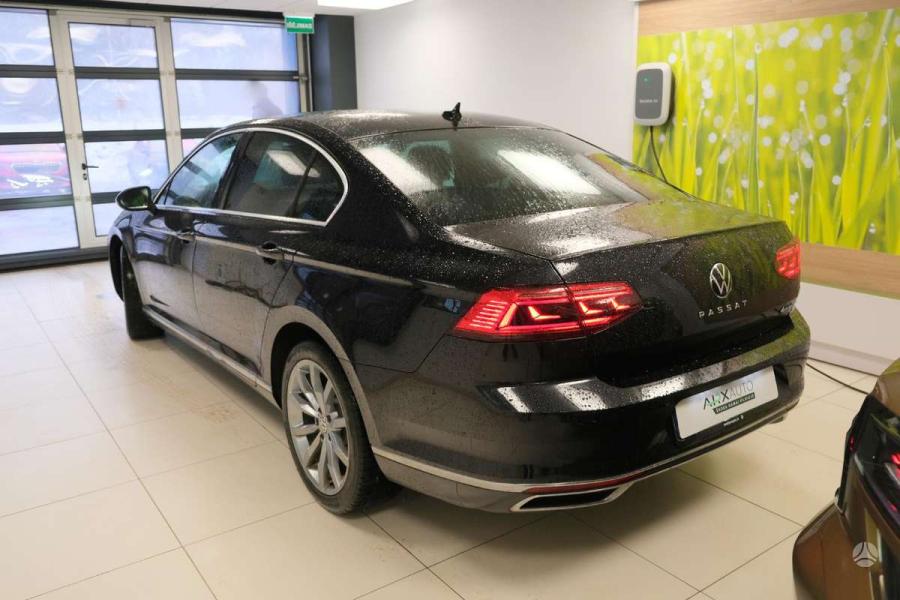 Black Volkswagen Passat 2021 in Vilnius, with an engine capacity of 1.97 L and mileage of 36 thousand km for 24700 €, photo 4 on AUTOMOTO.COM.LV