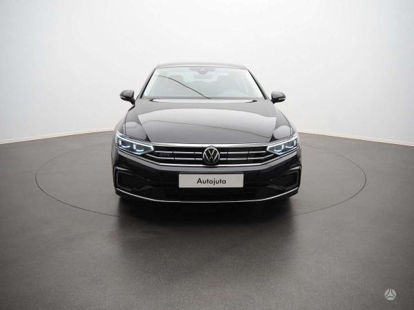 Black Volkswagen Passat 2022 in Vilnius, with an engine capacity of 1.40 L and mileage of 69 thousand km for 19950 €, photo 2 on AUTOMOTO.COM.LV