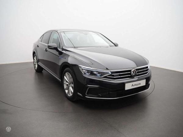 Black Volkswagen Passat 2022 in Vilnius, with an engine capacity of 1.40 L and mileage of 69 thousand km for 19950 €, photo 3 on AUTOMOTO.COM.LV