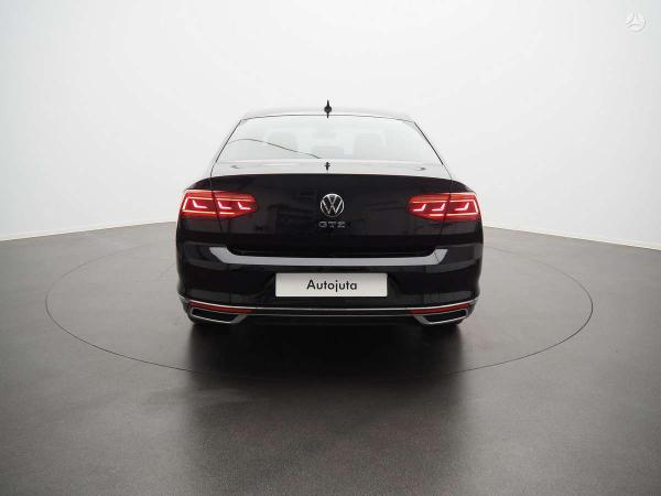 Black Volkswagen Passat 2022 in Vilnius, with an engine capacity of 1.40 L and mileage of 69 thousand km for 19950 €, photo 5 on AUTOMOTO.COM.LV