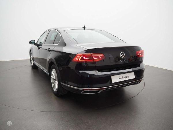 Black Volkswagen Passat 2022 in Vilnius, with an engine capacity of 1.40 L and mileage of 69 thousand km for 19950 €, photo 6 on AUTOMOTO.COM.LV
