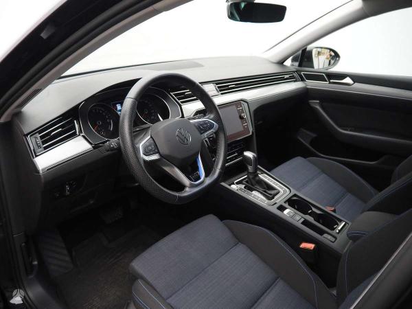 Black Volkswagen Passat 2022 in Vilnius, with an engine capacity of 1.40 L and mileage of 69 thousand km for 19950 €, photo 9 on AUTOMOTO.COM.LV