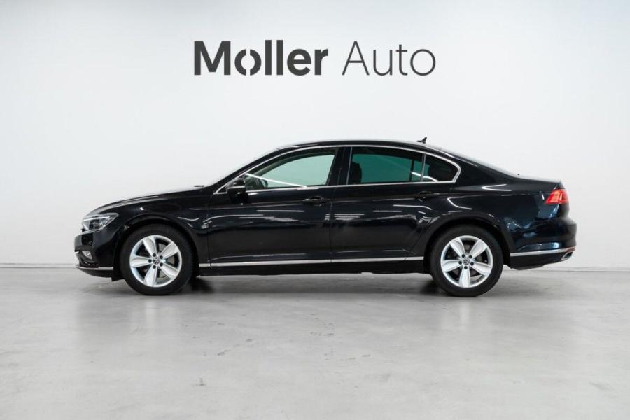Black Volkswagen Passat 2022 in Vilnius, with an engine capacity of 2.00 L and mileage of 128 thousand km for 23500 €, photo 3 on AUTOMOTO.COM.LV