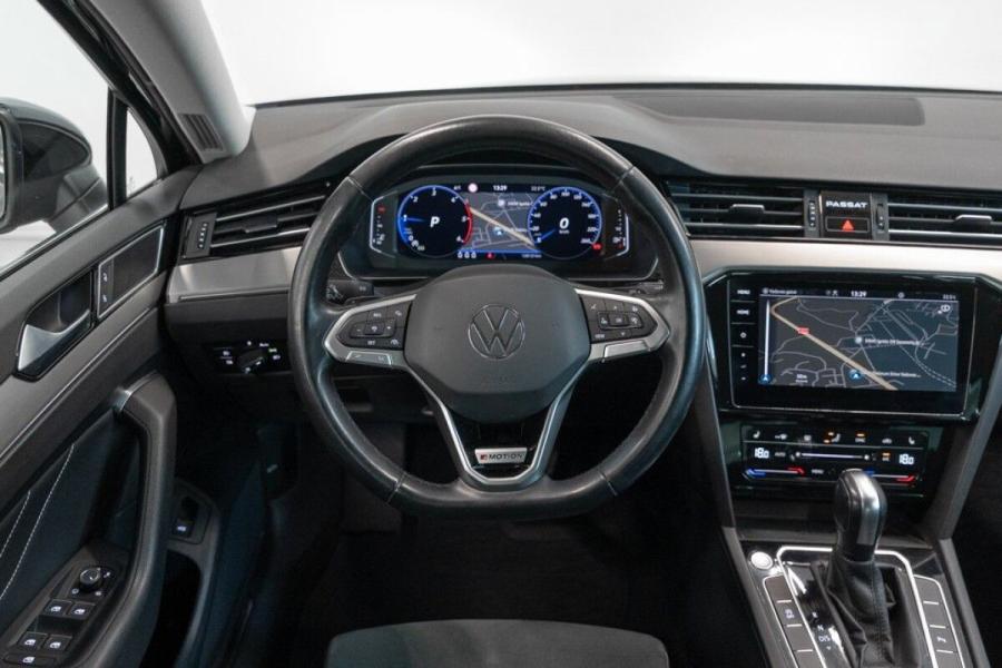 Black Volkswagen Passat 2022 in Vilnius, with an engine capacity of 2.00 L and mileage of 128 thousand km for 23500 €, photo 10 on AUTOMOTO.COM.LV