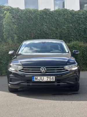 Black Volkswagen Passat 2022 in Vilnius, with an engine capacity of 1.50 L and mileage of 63 thousand km for 19900 €, photo 3 on AUTOMOTO.COM.LV