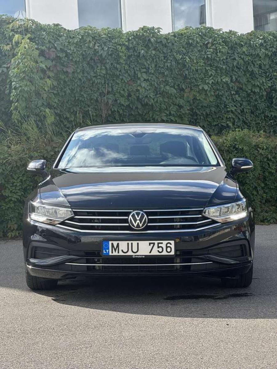 Black Volkswagen Passat 2022 in Vilnius, with an engine capacity of 1.50 L and mileage of 63 thousand km for 19900 €, photo 3 on AUTOMOTO.COM.LV