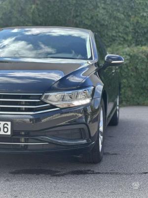 Black Volkswagen Passat 2022 in Vilnius, with an engine capacity of 1.50 L and mileage of 63 thousand km for 19900 €, photo 4 on AUTOMOTO.COM.LV