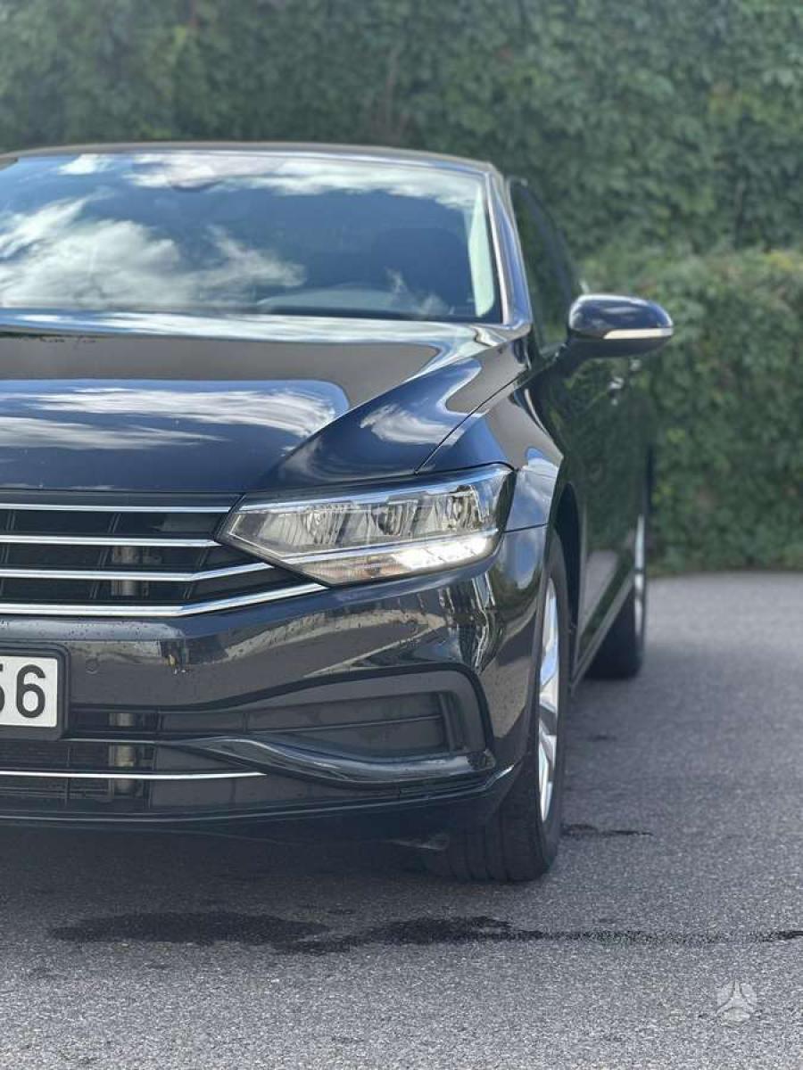 Black Volkswagen Passat 2022 in Vilnius, with an engine capacity of 1.50 L and mileage of 63 thousand km for 19900 €, photo 4 on AUTOMOTO.COM.LV