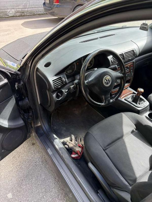 Black Volkswagen Passat 2001 in Vilnius, with an engine capacity of 1.90 L and mileage of 290 thousand km for 2500 €, photo 6 on AUTOMOTO.COM.LV