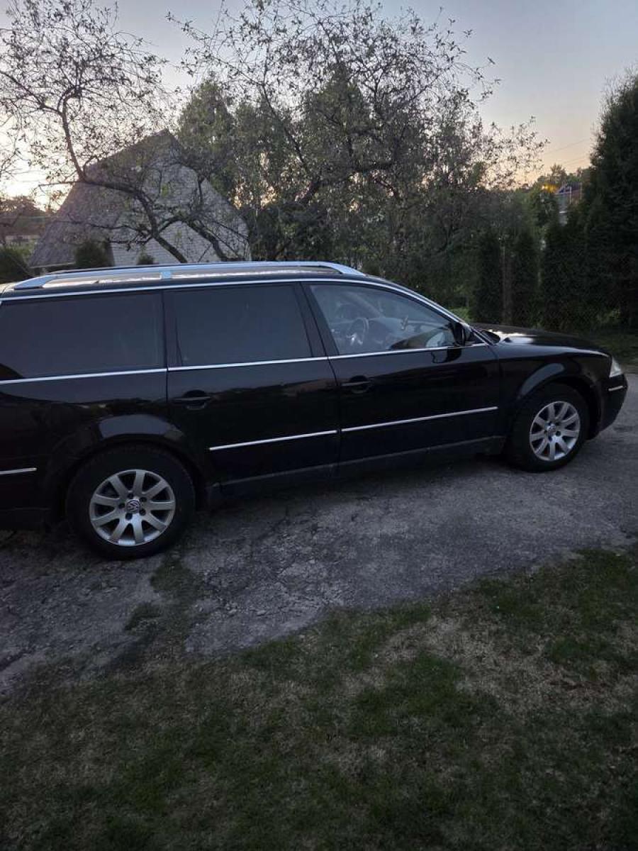 Black Volkswagen Passat 2003 in Siauliai, with an engine capacity of 1.90 L and mileage of 301 thousand km for 2200 €, photo 16 on AUTOMOTO.COM.LV