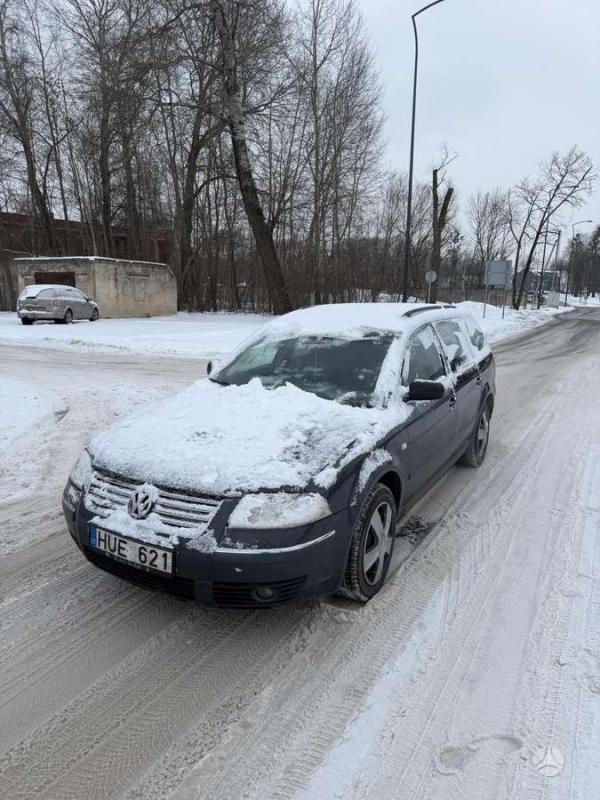 Black Volkswagen Passat 2004 in Kaunas, with an engine capacity of 1.90 L and mileage of 345 thousand km for 880 €, photo 1 on AUTOMOTO.COM.LV