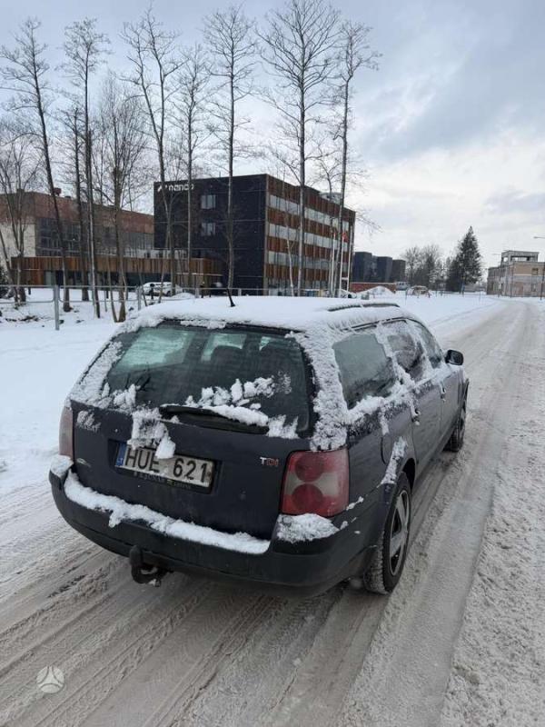 Black Volkswagen Passat 2004 in Kaunas, with an engine capacity of 1.90 L and mileage of 345 thousand km for 880 €, photo 5 on AUTOMOTO.COM.LV