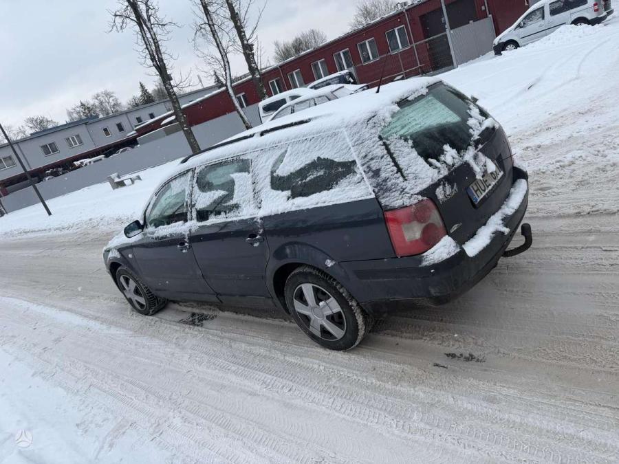 Black Volkswagen Passat 2004 in Kaunas, with an engine capacity of 1.90 L and mileage of 345 thousand km for 850 €, photo 6 on AUTOMOTO.COM.LV