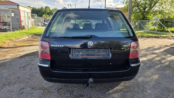 Black Volkswagen Passat 2004 in Siauliai, with an engine capacity of 1.90 L and mileage of 297 thousand km for 2150 €, photo 4 on AUTOMOTO.COM.LV