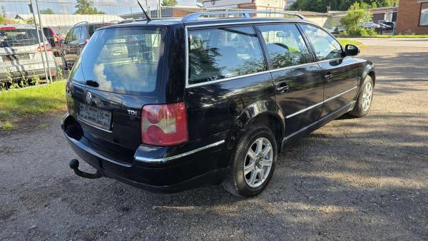 Black Volkswagen Passat 2004 in Siauliai, with an engine capacity of 1.90 L and mileage of 297 thousand km for 2150 €, photo 5 on AUTOMOTO.COM.LV