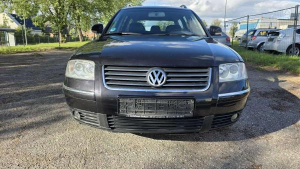 Black Volkswagen Passat 2004 in Siauliai, with an engine capacity of 1.90 L and mileage of 297 thousand km for 2150 €, photo 8 on AUTOMOTO.COM.LV