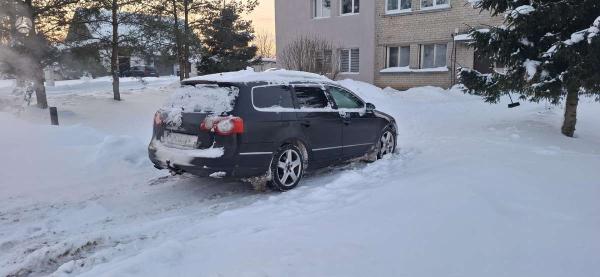 Black Volkswagen Passat 2005 in Kretinga, with an engine capacity of 2.00 L and mileage of 407 thousand km for 1600 €, photo 4 on AUTOMOTO.COM.LV