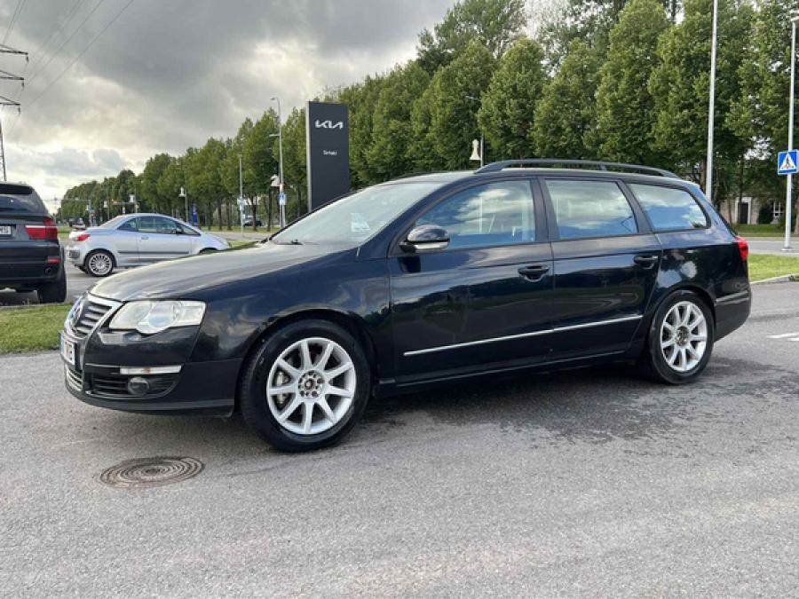 Black Volkswagen Passat 2005 in Narva, with an engine capacity of 2.00 L and mileage of 295 thousand km for 1499 €, photo 1 on AUTOMOTO.COM.LV