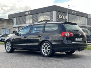 Black Volkswagen Passat 2005 in Narva, with an engine capacity of 2.00 L and mileage of 295 thousand km for 1499 €, photo 7 on AUTOMOTO.COM.LV