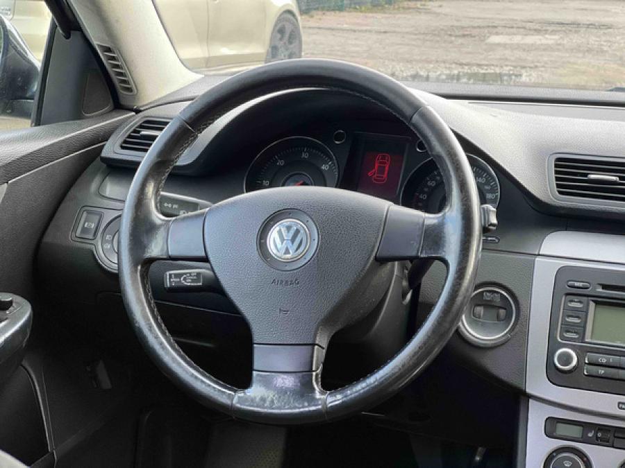Black Volkswagen Passat 2005 in Narva, with an engine capacity of 2.00 L and mileage of 295 thousand km for 1499 €, photo 10 on AUTOMOTO.COM.LV