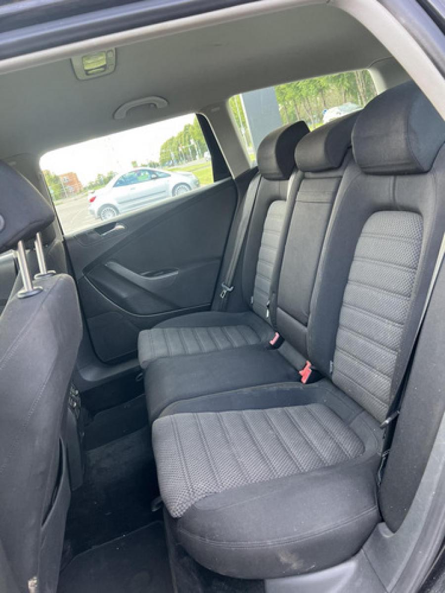 Black Volkswagen Passat 2005 in Narva, with an engine capacity of 2.00 L and mileage of 295 thousand km for 1499 €, photo 12 on AUTOMOTO.COM.LV