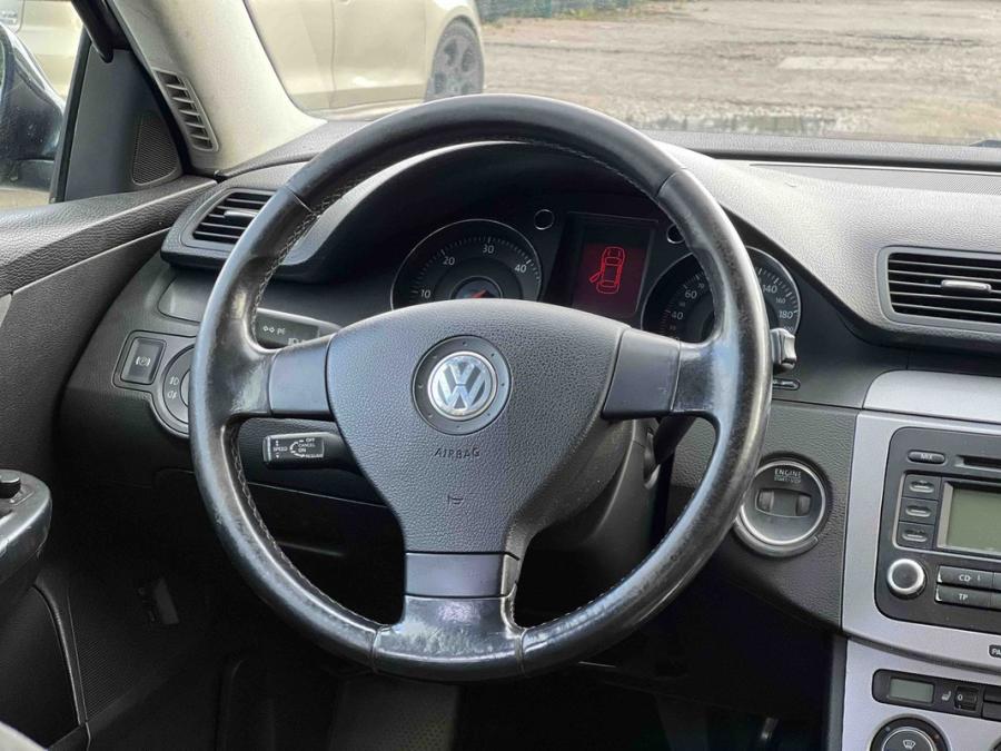 Black Volkswagen Passat 2005 in Narva, with an engine capacity of 2.00 L and mileage of 295 thousand km for 1499 €, photo 21 on AUTOMOTO.COM.LV