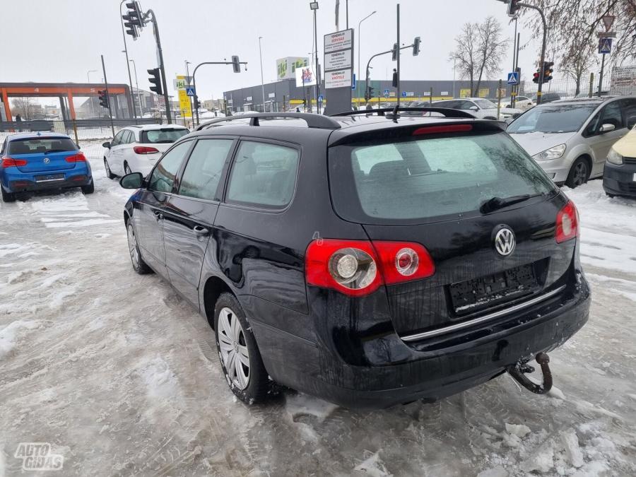 Black Volkswagen Passat 2006 in Kaunas, with an engine capacity of 2.00 L and mileage of 277 thousand km for 2400 €, photo 3 on AUTOMOTO.COM.LV