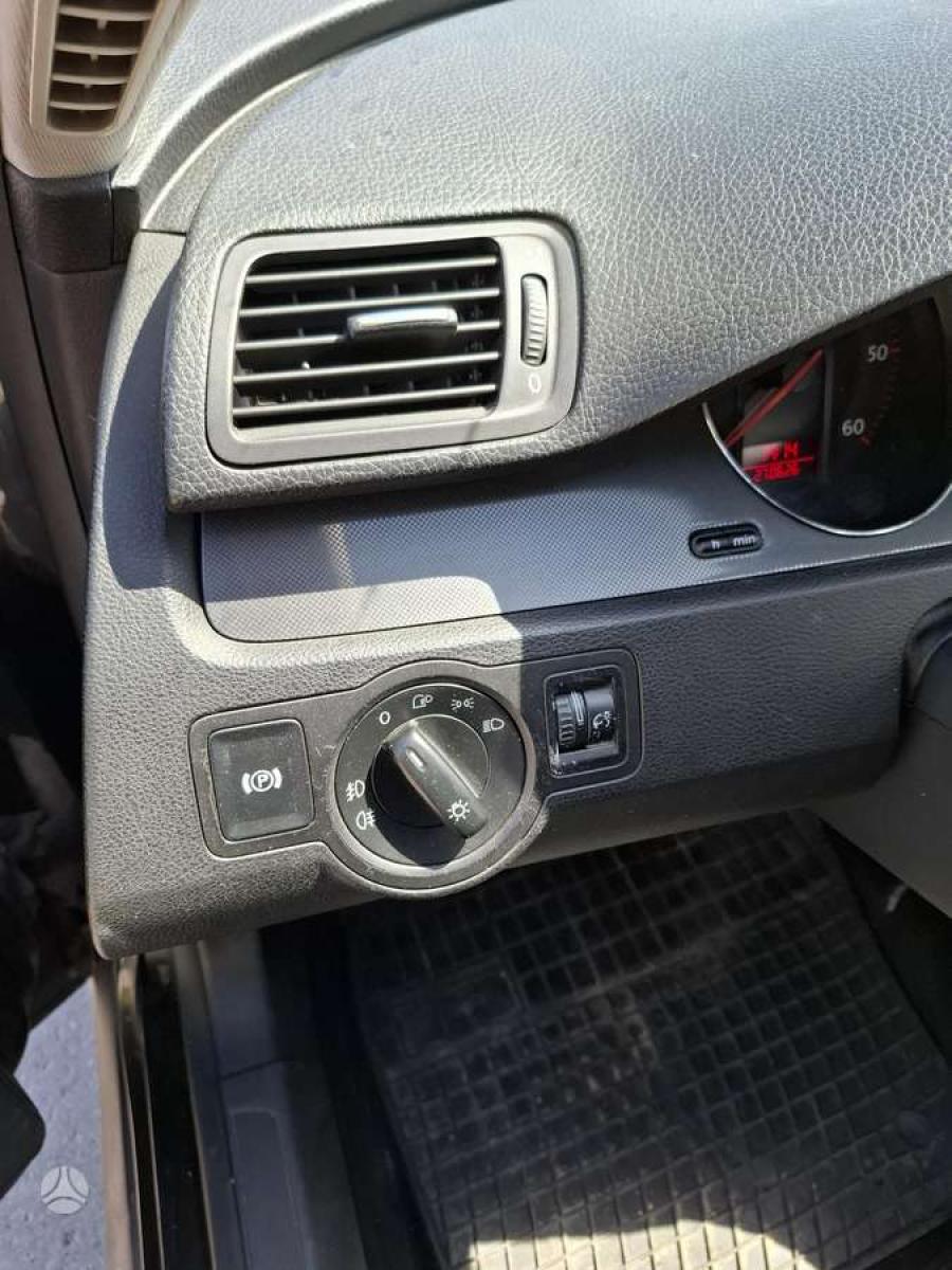 Black Volkswagen Passat 2006 in Klaipeda, with an engine capacity of 1.97 L and mileage of 390 thousand km for 1000 €, photo 11 on AUTOMOTO.COM.LV