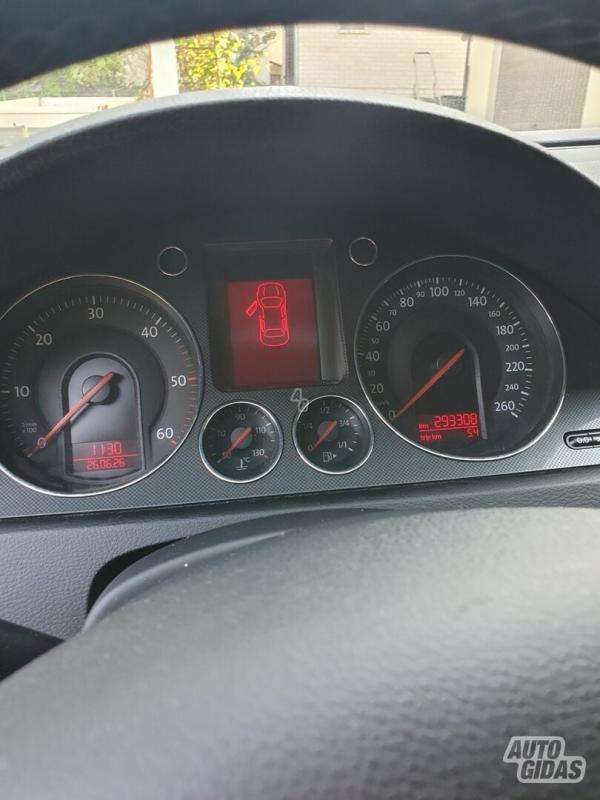 Black Volkswagen Passat 2006 in Utena, with an engine capacity of 2.00 L and mileage of 290 thousand km for 2600 €, photo 5 on AUTOMOTO.COM.LV