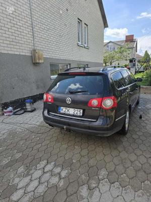 Black Volkswagen Passat 2006 in Siauliai, with an engine capacity of 1.97 L and mileage of 294 thousand km for 1500 €, photo 5 on AUTOMOTO.COM.LV
