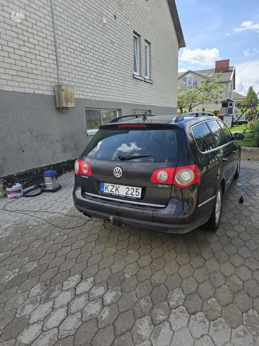 Black Volkswagen Passat 2006 in Siauliai, with an engine capacity of 1.97 L and mileage of 294 thousand km for 1500 €, photo 5 on AUTOMOTO.COM.LV