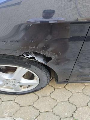 Black Volkswagen Passat 2006 in Siauliai, with an engine capacity of 1.97 L and mileage of 294 thousand km for 1500 €, photo 8 on AUTOMOTO.COM.LV