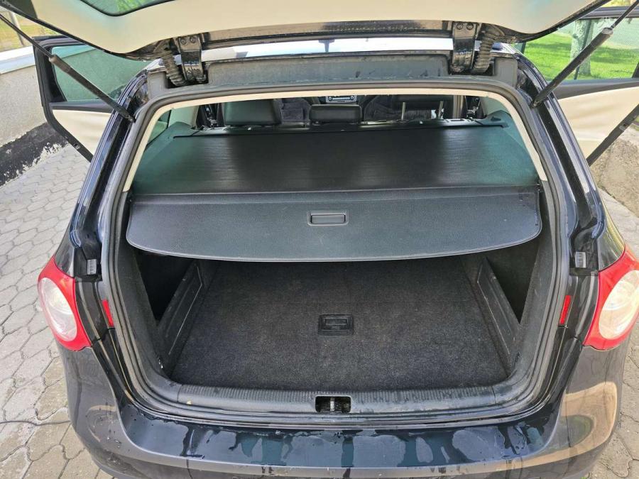 Black Volkswagen Passat 2006 in Siauliai, with an engine capacity of 1.97 L and mileage of 294 thousand km for 1500 €, photo 12 on AUTOMOTO.COM.LV