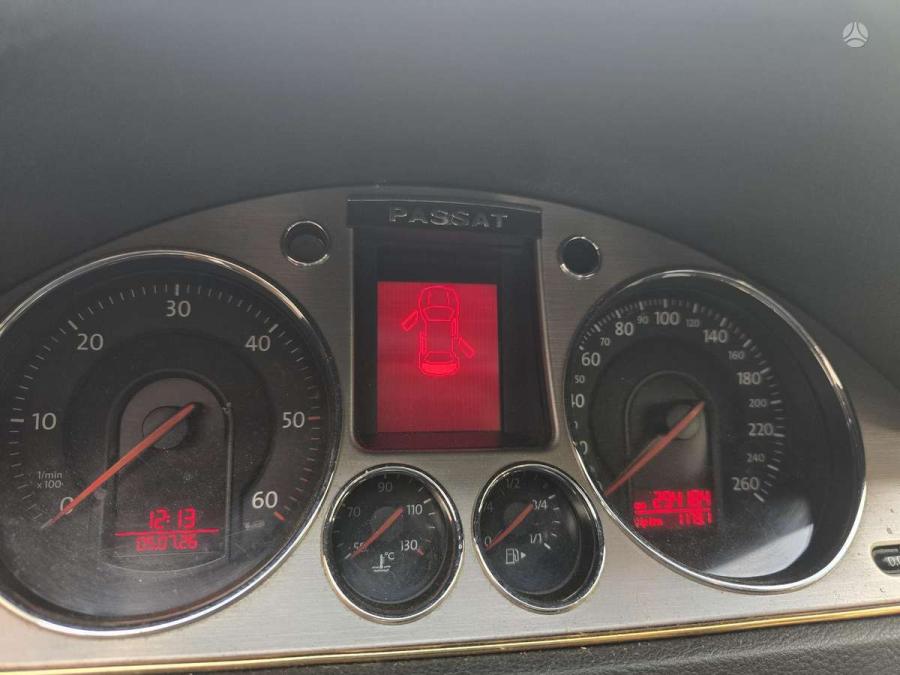 Black Volkswagen Passat 2006 in Siauliai, with an engine capacity of 1.97 L and mileage of 294 thousand km for 1500 €, photo 15 on AUTOMOTO.COM.LV
