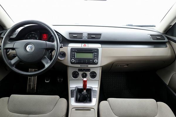 Melns Volkswagen Passat 2006 Tallina, ar dzinēja tilpumu 2.00 L un nobraukumu 322 tūkst. km par 899 €, foto 5 vietnē AUTOMOTO.COM.LV