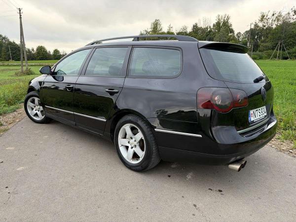 Volkswagen Passat 2006 in Alytus on AUTOMOTO.COM.LV Black Volkswagen Passat 2006 in Alytus, with an engine capacity of 1.98 L and mileage of 300 thousand km for 2000 €, photo 6 on AUTOMOTO.COM.LV