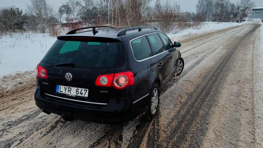 Black Volkswagen Passat 2007 in Vilnius, with an engine capacity of 1.97 L and mileage of 374 thousand km for 650 €, photo 4 on AUTOMOTO.COM.LV