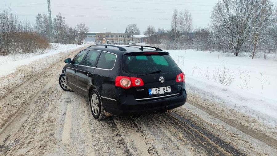 Black Volkswagen Passat 2007 in Vilnius, with an engine capacity of 1.97 L and mileage of 374 thousand km for 650 €, photo 5 on AUTOMOTO.COM.LV