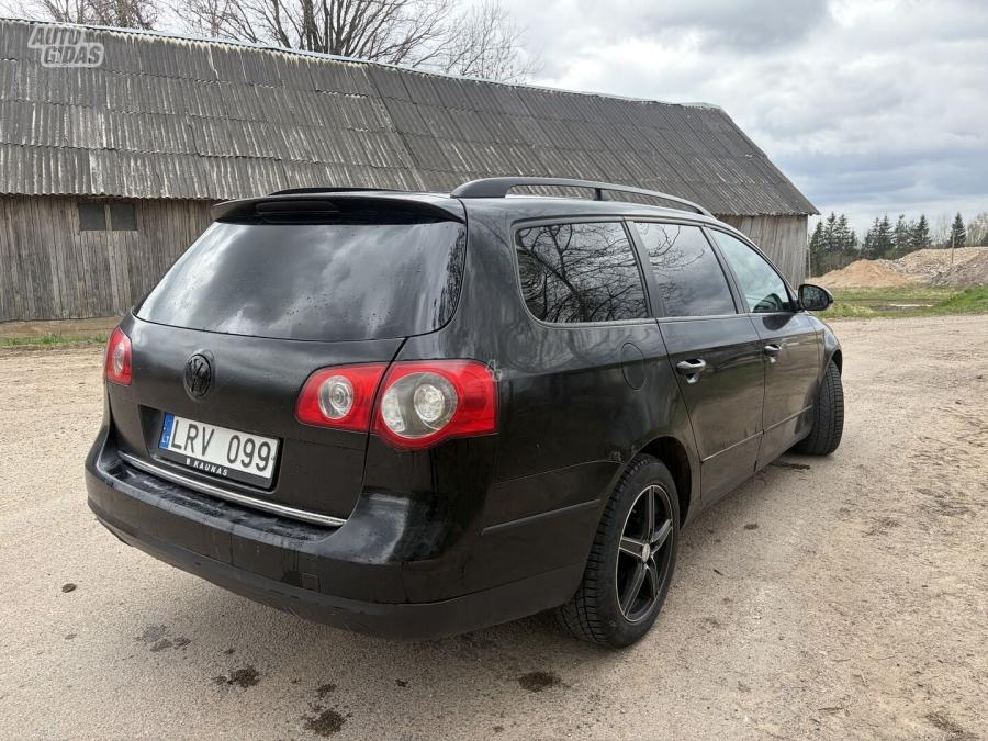 Black Volkswagen Passat 2007 in Utena, with an engine capacity of 1.90 L and mileage of 380 thousand km for 1350 €, photo 4 on AUTOMOTO.COM.LV