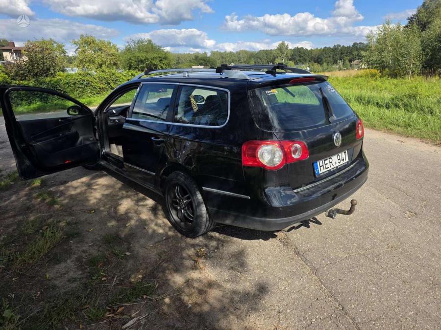 Black Volkswagen Passat 2007 in Kaunas, with an engine capacity of 1.97 L and mileage of 371 thousand km for 1150 €, photo 4 on AUTOMOTO.COM.LV