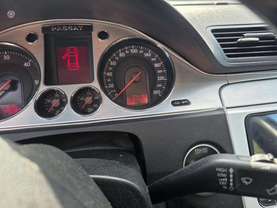Black Volkswagen Passat 2007 in Kaunas, with an engine capacity of 1.97 L and mileage of 371 thousand km for 1150 €, photo 15 on AUTOMOTO.COM.LV