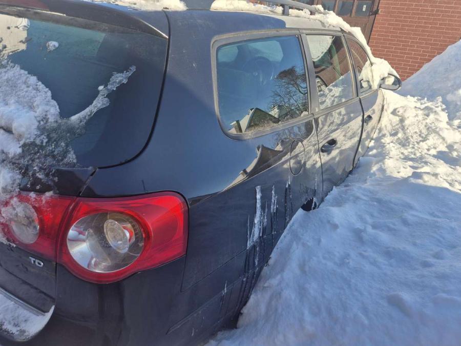 Black Volkswagen Passat 2008 in Pasvalys, with an engine capacity of 1.90 L and mileage of 300 thousand km for 750 €, photo 4 on AUTOMOTO.COM.LV